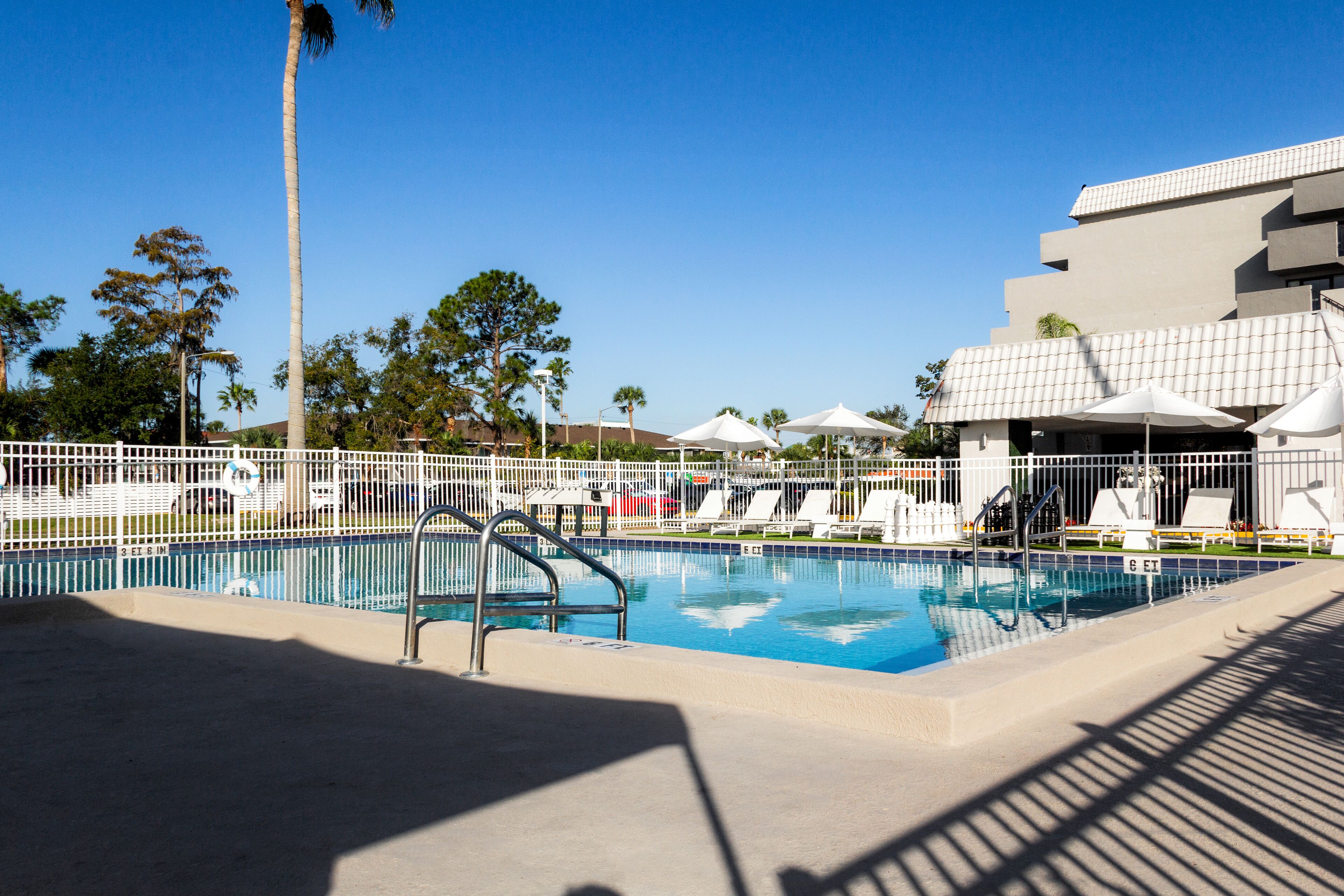 Piscina externa, funciona das 9h às 21h, espreguiçadeiras