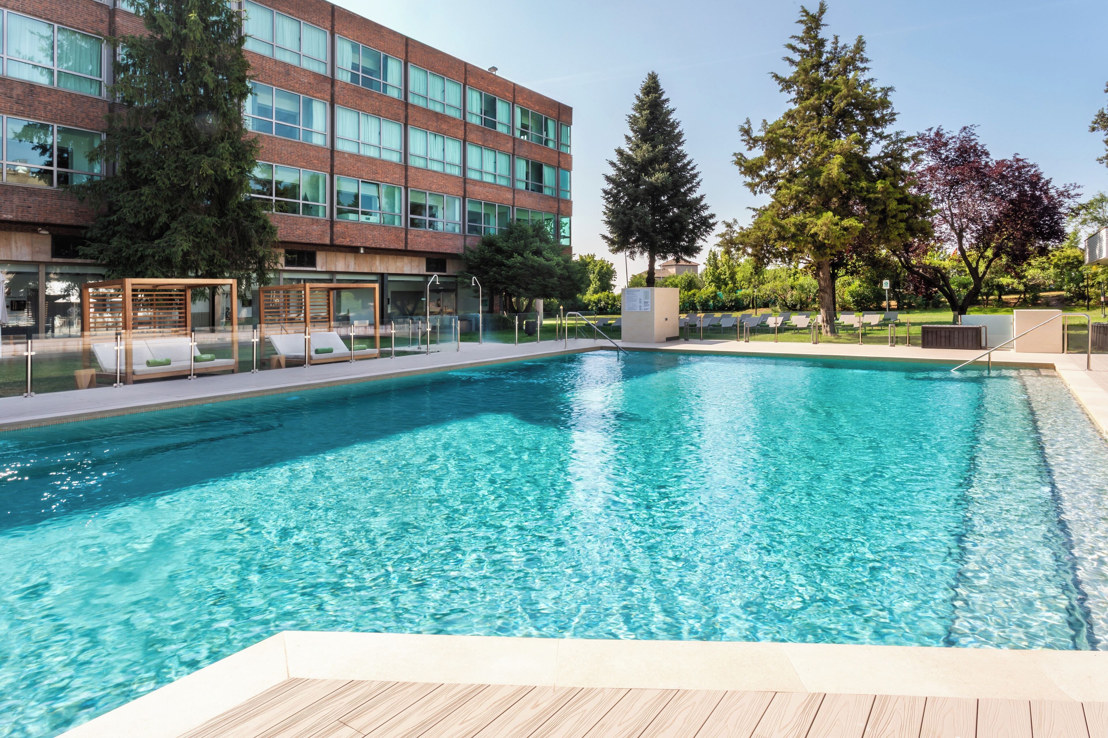 Piscina externa sazonal, funciona das 11h às 20h, espreguiçadeiras