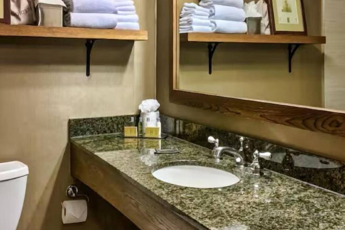 Banheiro | Chuveiro, produtos de toalete grátis, secador de cabelo 