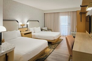 Quarto, 2 camas de casal | Roupas de cama premium, edredons de pluma, escrivaninha