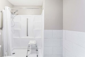 Quarto, acessível | Casa de banho | Artigos de higiene pessoal grátis, um secador de cabelo 