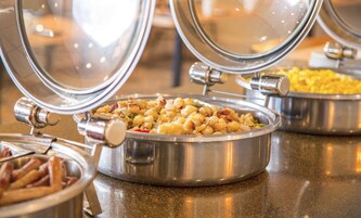 2 restaurantes: servem pequenos-almoços e jantares