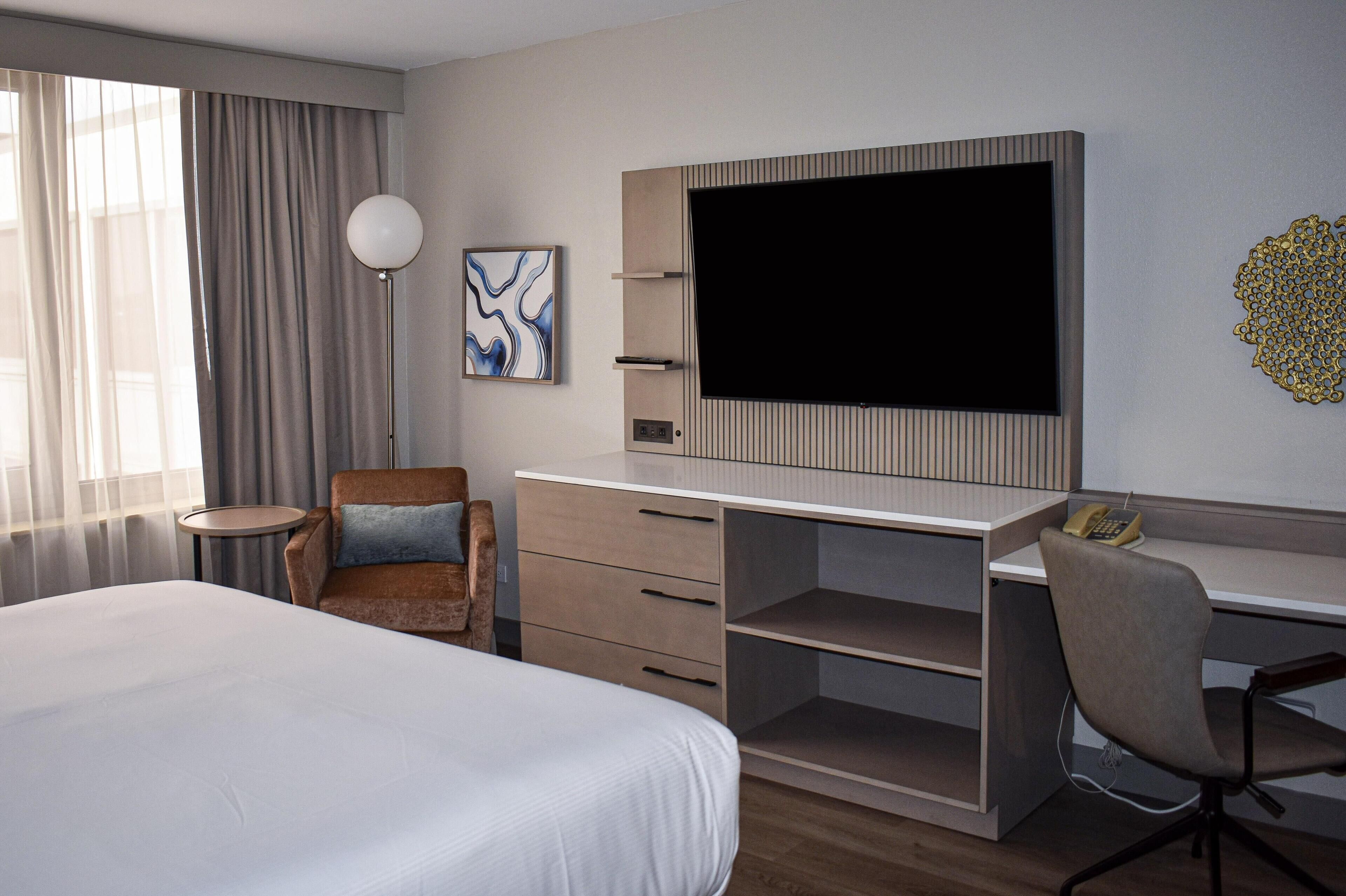 Quarto, 1 cama King, geladeira | Roupas de cama premium, cofres nos quartos, escrivaninha