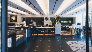 2 restaurantes: opção de café da manhã, almoço e jantar