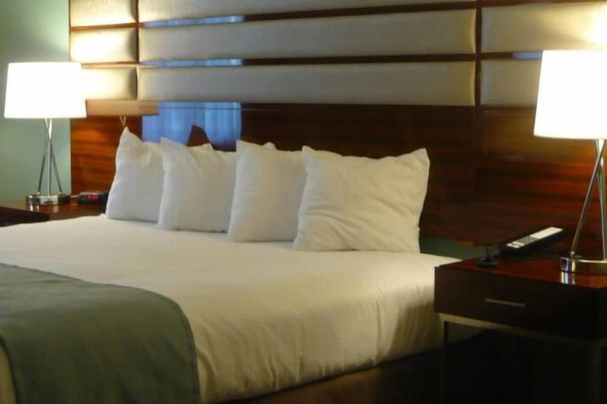 Escrivaninha, cortinas blackout, ferros/tábuas de passar roupa
