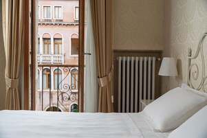 Apartamento, 2 quartos, vista para o canal, em edifício anexo | 1 quarto, roupas de cama antialérgicas, edredons de pluma, frigobar