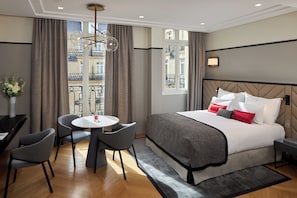 Suíte premier | Roupas de cama premium, cofres nos quartos, escrivaninha
