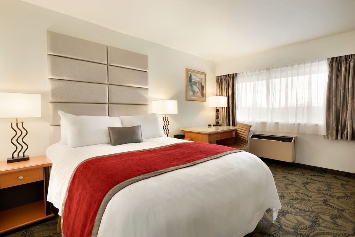 Camas com colchões pillow-top, cofres nos quartos, cortinas blackout