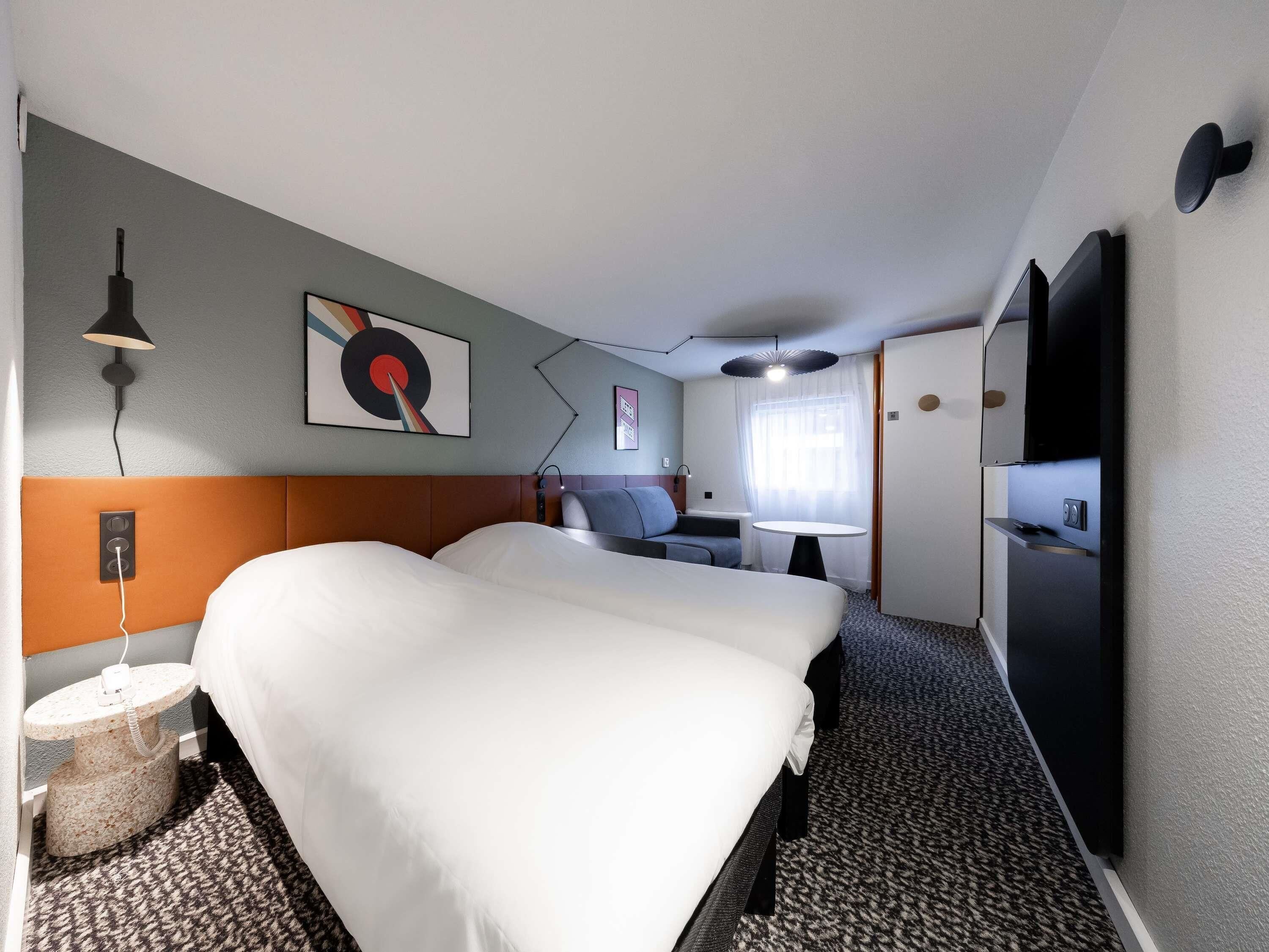 Quarto triplo standard, 3 camas de solteiro | Roupas de cama premium, escrivaninha, espaço de trabalho para notebook