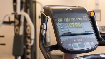 Bicicleta ergométrica com painel de controle e visor digital.