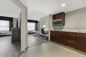 Suite, 1 cama king-size, não fumadores, kitchenette (with Sofabed) | Roupa de alta qualidade, edredões de penas, secretária