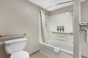 Quarto standard, 1 cama King, acessível, geladeira e micro-ondas | Banheiro | Produtos de toalete grátis, secador de cabelo, toalhas de banho