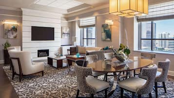 Roupa de alta qualidade, cofre no quarto, secretária