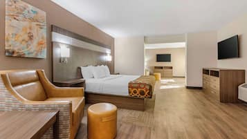 Suíte, 1 cama King, para não fumantes, geladeira e micro-ondas (Separate Living Room;with Sofabed) | 1 quarto, ferros/tábuas de passar roupa, roupa de cama