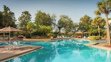 Piscina interna, piscina externa, funciona das 6h às 23h, guarda-sóis