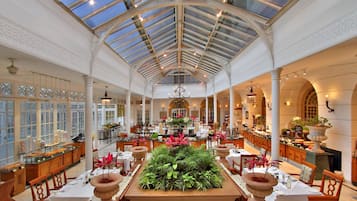 5 restaurantes, pequenos-almoços servidos