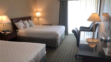 Cofres nos quartos, escrivaninha, espaço de trabalho para notebook