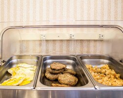 Pequeno-almoço tipo buffet incluído nos dias úteis 