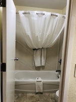 Quarto, 1 cama king-size, não fumadores | Casa de banho | Artigos de higiene pessoal grátis, toalhas fornecidas
