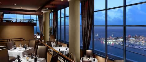 2 restaurantes, pequenos-almoços servidos, cozinha americana