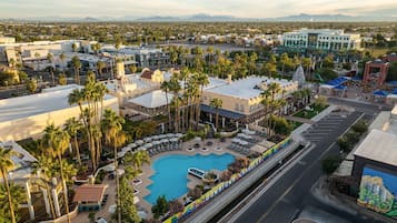 Piscina exterior, espreguiçadeiras