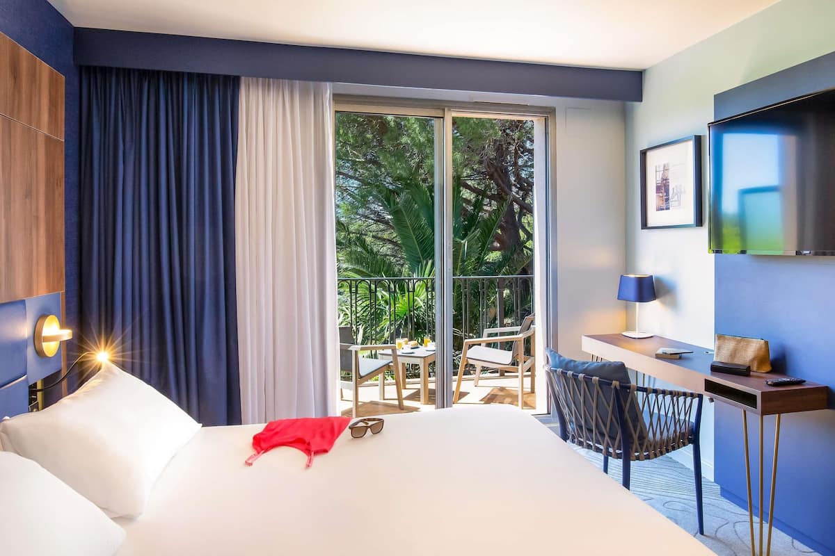 Quarto Privilege, Quarto, 1 cama de casal e sofá-cama, varanda, vista para o jardim | 1 quarto, roupa de alta qualidade, cofre no quarto