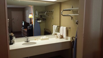 Quarto standard, 1 cama King | Pia do banheiro