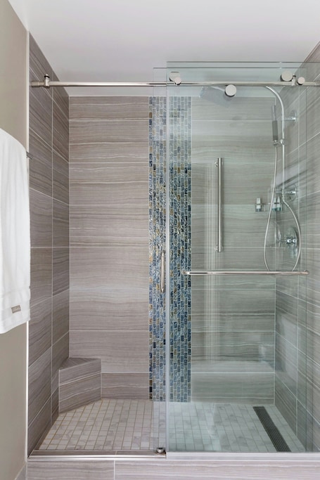 Quarto, 1 cama King | Banheiro | Chuveiro/banheira combinados, chuveiro com efeito de chuva