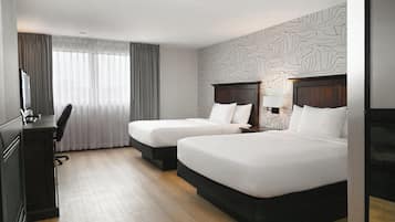 Quarto standard, 2 camas Queen | Escrivaninha, cortinas blackout, ferros/tábuas de passar roupa