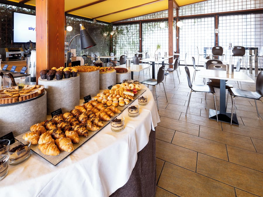 Pequeno-almoço tipo buffet diário (12 EUR por pessoa)