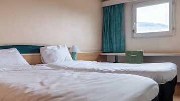 Quarto duplo standard, para não fumantes | Escrivaninha, quartos à prova de som, ferros/tábuas de passar roupa