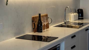 Apartamento Familiar | Cozinha privada | Um frigorífico, uma chaleira elétrica