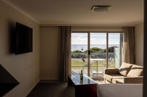 Suíte, vista para a praia | Ferros/tábuas de passar roupa, Wi-Fi de cortesia, roupa de cama