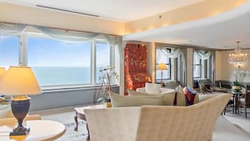 Quarto, várias camas (The Drake Residence) | Área de estar | TV de tela plana 48 polegadas com canais a cabo, TV, filmes pagos