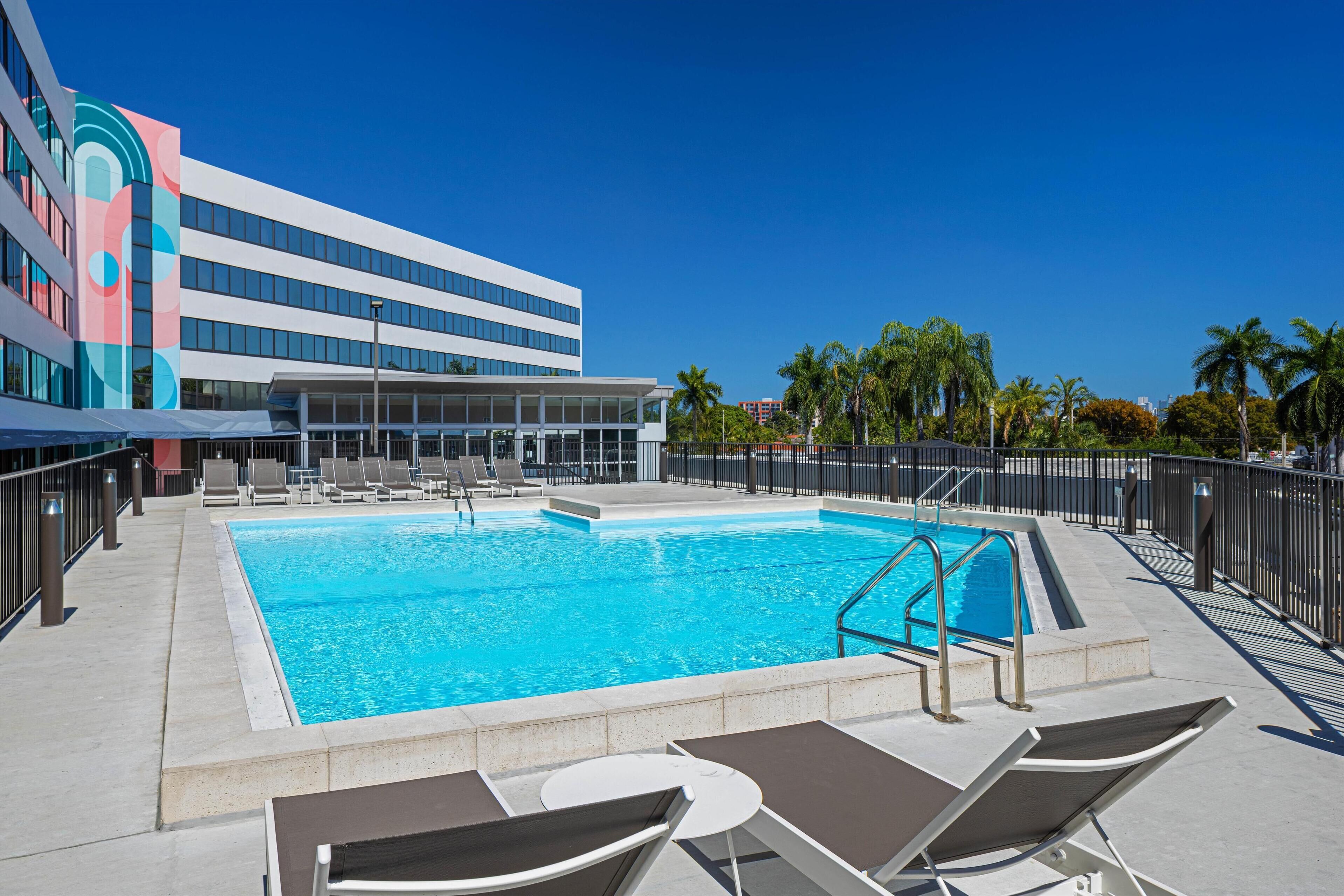 Piscina exterior, toldos gratuitos, guarda-sóis 