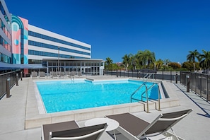 Piscina exterior, toldos gratuitos, guarda-sóis 