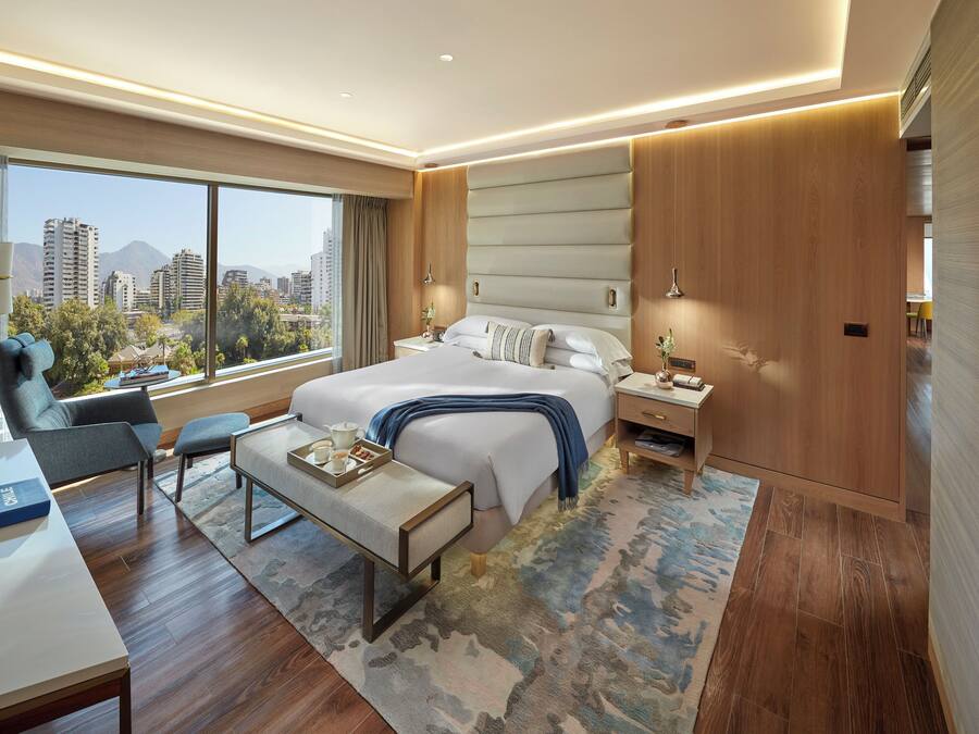 Roupa de alta qualidade, edredões de penas, minibar, cofre no quarto