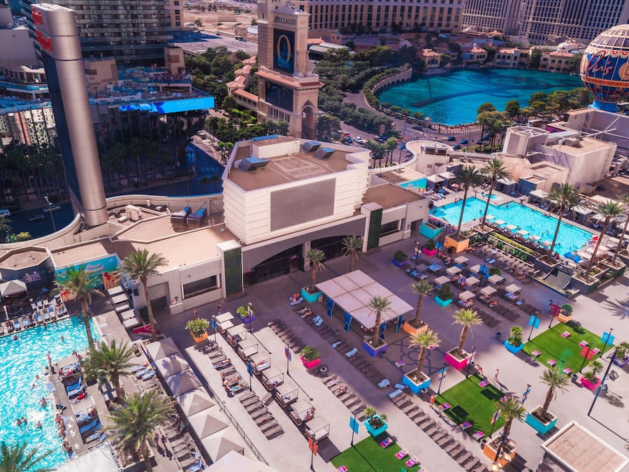 Piscina externa sazonal, funciona das 9h às 17h, barracas