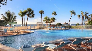 2 piscinas exteriores, uma piscina aquecida, guarda-sóis 