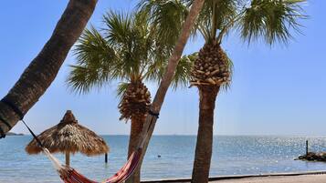 Uma praia privada, praia de areia branca, toldos de praia (sobretaxa)