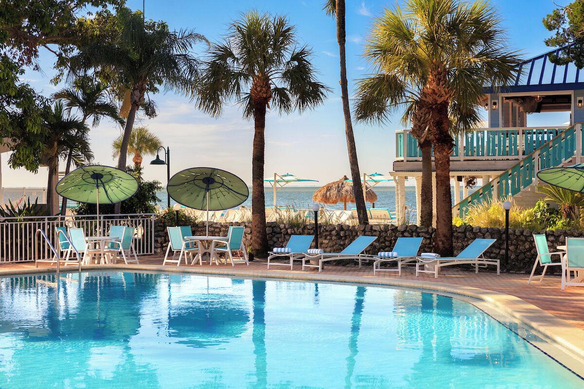 2 piscinas exteriores, uma piscina aquecida, guarda-sóis 