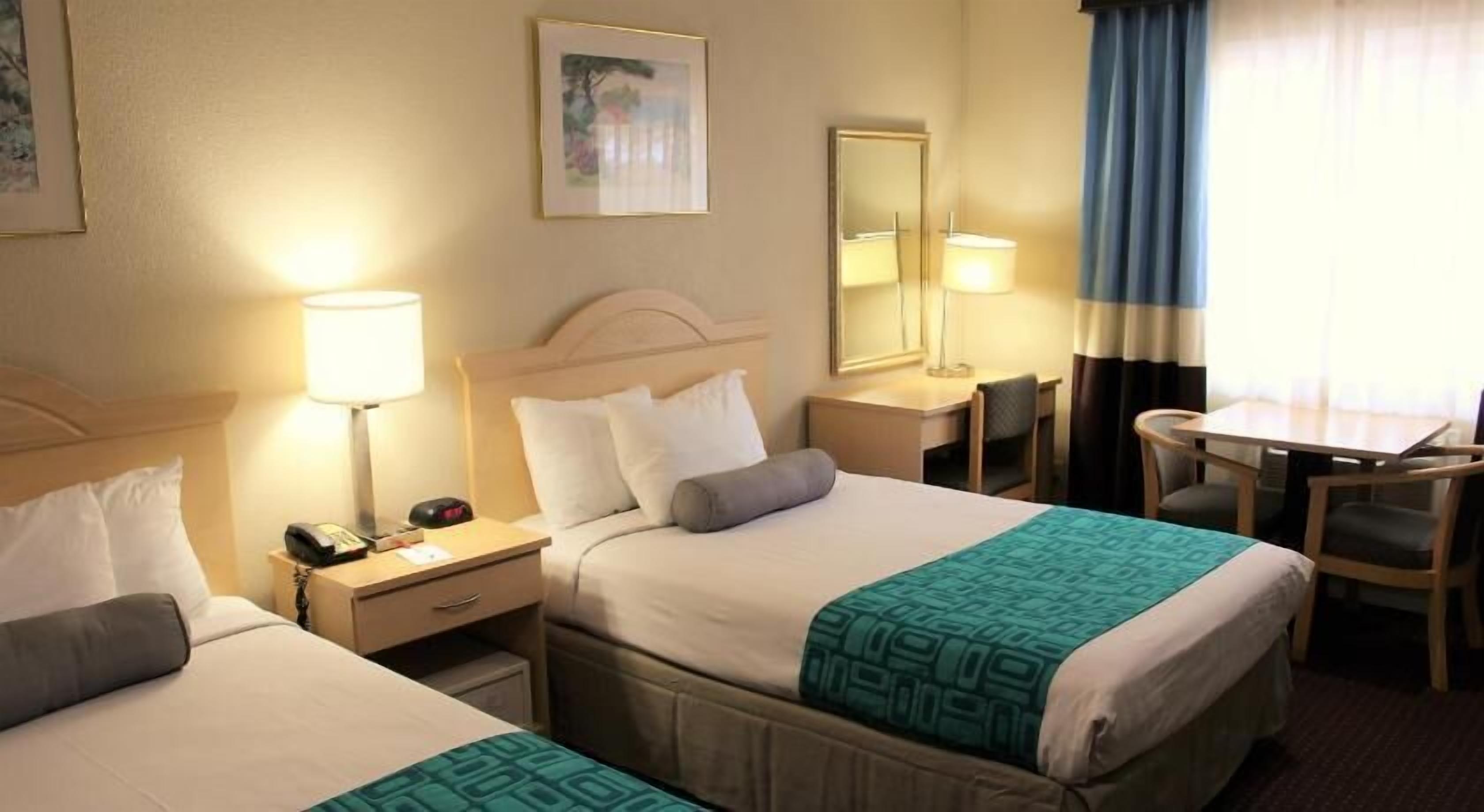 Escrivaninha, ferros/tábuas de passar roupa, Wi-Fi de cortesia