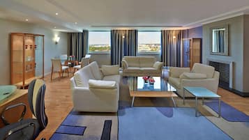 Suite | Roupa de alta qualidade, minibar, cofre no quarto, secretária