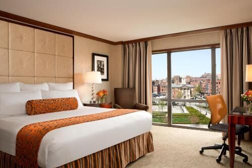 Roupas de cama premium, frigobar, cofres nos quartos, escrivaninha
