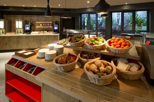 Pequeno-almoço tipo buffet diário mediante uma taxa 