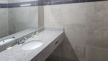 Produtos de toalete grátis, secador de cabelo (mediante solicitação)