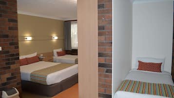 Suite, várias camas, não fumadores | Camas de colchão pillowtop, secretária, cortinas/cortinados opacos