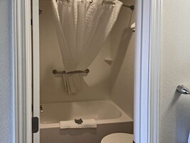 Quarto Standard, 1 cama king-size, não fumadores | Camas de colchão Tempur-Pedic, cofre no quarto 