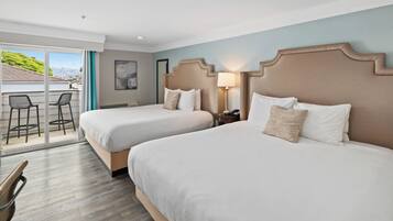 Quarto, várias camas, sacada | Escrivaninha, Wi-Fi de cortesia, roupa de cama