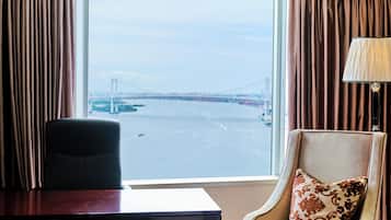 Quarto premium, 1 cama King, acesso ao Club Lounge, vista para a baía | 1 quarto, frigobar, cofres nos quartos, escrivaninha